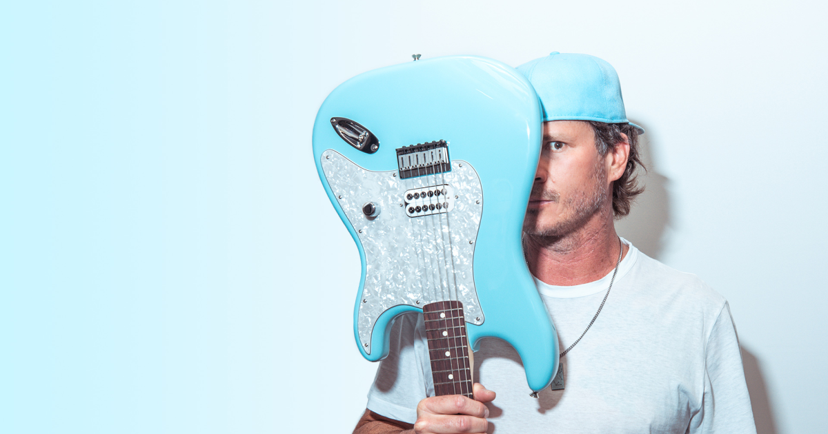 5 Razones por las que la Tom DeLonge Stratocaster es la Guitarra Ideal ...